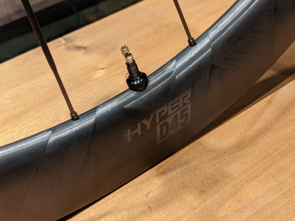 【Lun HYPER 2023新モデル】Lun HYPER D45 カーボンエアロスポークを採用した20万円のハイスペックなカーボンディスクホイール【WINSPACE】 | kurocycle