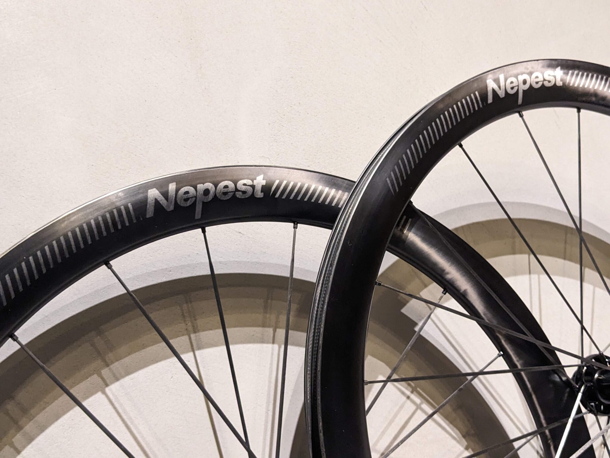 低価格で超軽量 カーボンスポーク採用のカーボンホイール Nepest (ネペスト) MAUI 45 | kurocycle クロサイクル | kurocycle